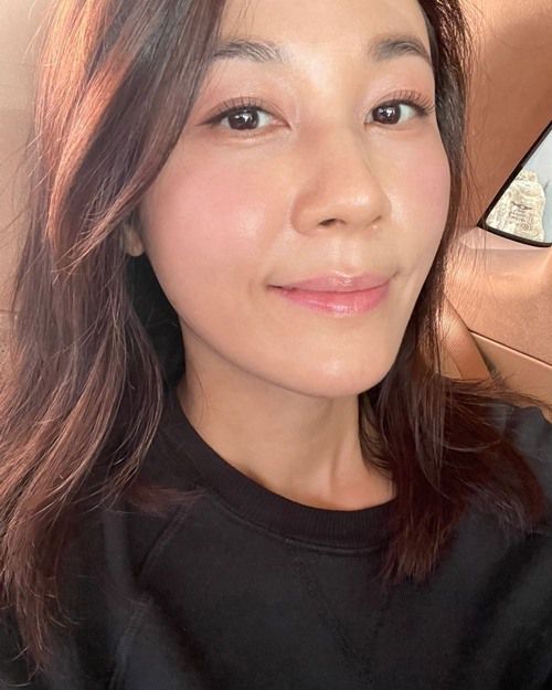 김하늘, 46세 나이 잊은 초근접 셀카 공개...굴욕 없는 미모 눈길
