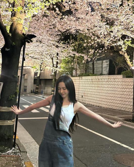 에스파 카리나, 벚꽃 아래 '봄의 여신'으로 환생… 평화로운 미소로 팬들 마음 사로잡아