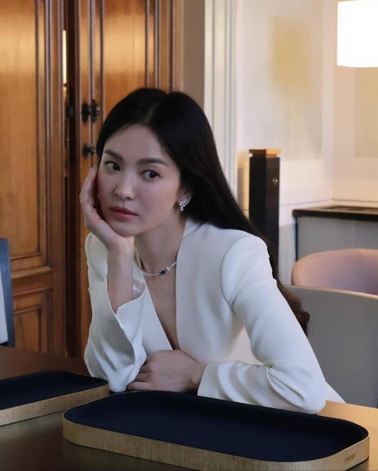 송혜교, 이탈리아 베니스에서 '올 화이트' 우아함 물씬... 독보적인 미모 뽐내